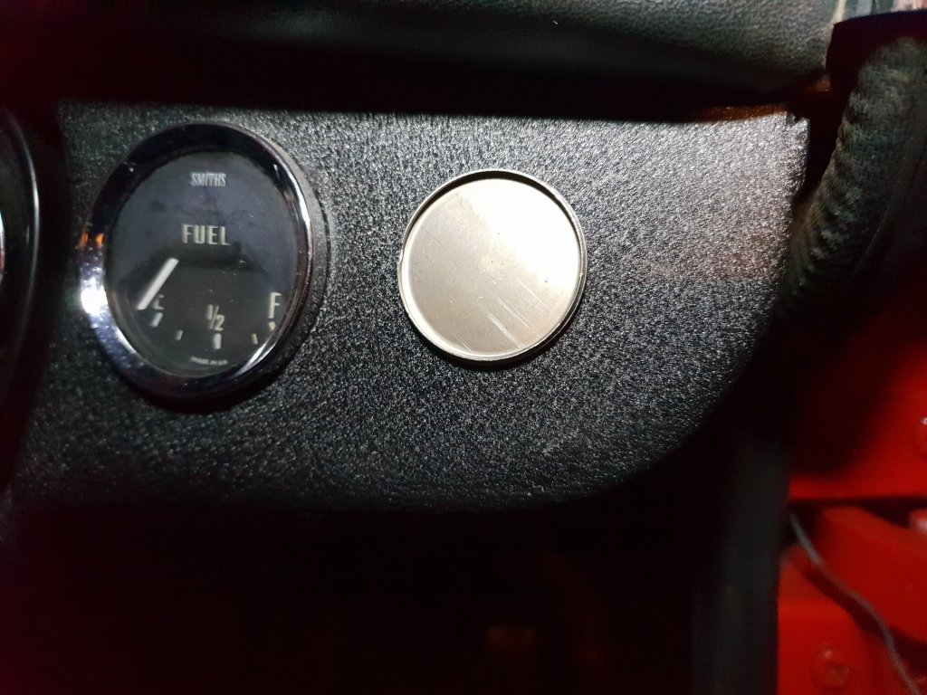 Classic Car flush fitting dashboard clock – MGB tips mods and maintenance